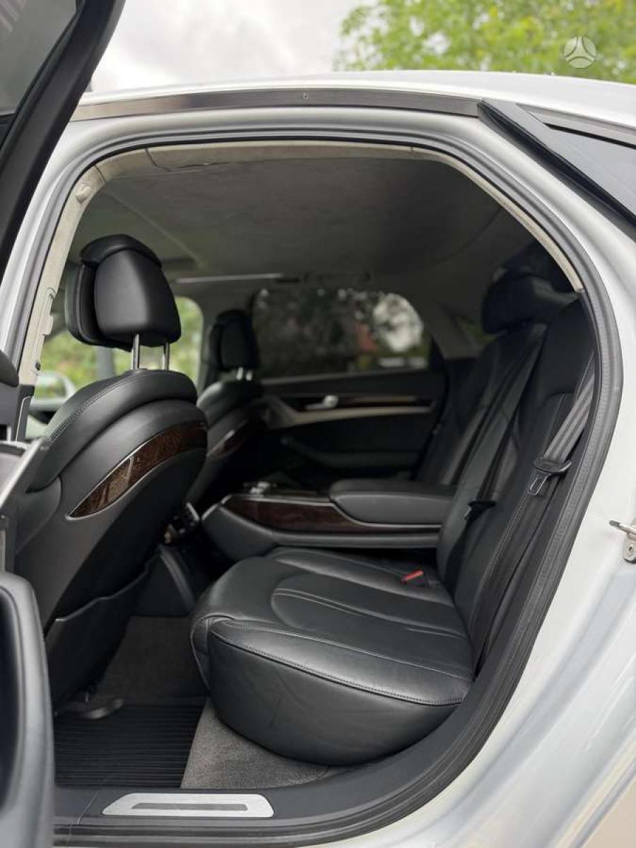 Grey Audi A8 2010 in Vilnius, with an engine capacity of 4.13 L and mileage of 241 thousand km for 10450 €, photo 25 on AUTOMOTO.COM.LV