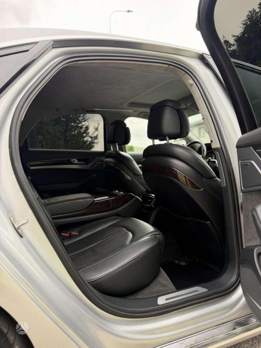 Grey Audi A8 2010 in Vilnius, with an engine capacity of 4.13 L and mileage of 241 thousand km for 10450 €, photo 26 on AUTOMOTO.COM.LV