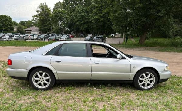 Grey Audi A8 2001 in Riga, with an engine capacity of 4.20 L and mileage of 87 thousand km for 12600 €, photo 5 on AUTOMOTO.COM.LV