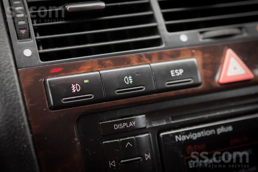 Pelēks Audi A8 2001 Rīga, ar dzinēja tilpumu 2.50 L un nobraukumu 380 tūkst. km par 2390 €, foto 16 vietnē AUTOMOTO.COM.LV