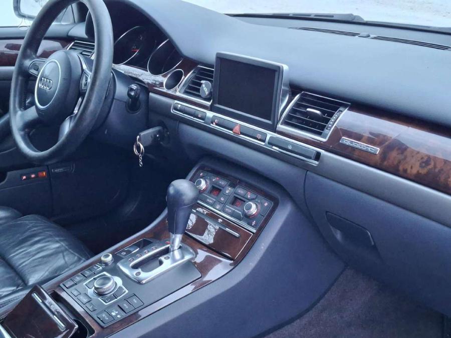 Grey Audi A8 2004 in Plunge, with an engine capacity of 3.00 L and mileage of 422 thousand km for 2750 €, photo 22 on AUTOMOTO.COM.LV