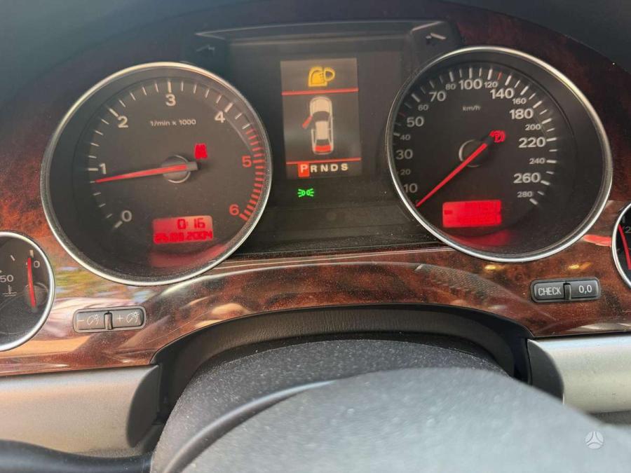 Grey Audi A8 2005 in Kaunas, with an engine capacity of 2.97 L and mileage of 400 thousand km for 2500 €, photo 11 on AUTOMOTO.COM.LV