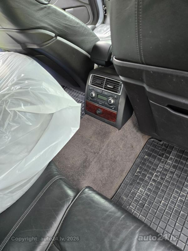 Grey Audi A8 2008 in Tartu, with an engine capacity of 3.20 L and mileage of 253 thousand km for 7007 €, photo 9 on AUTOMOTO.COM.LV