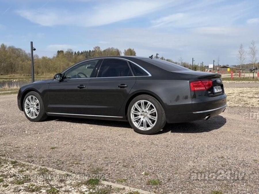 Grey Audi A8 2010 in Parnu, with an engine capacity of 4.20 L and mileage of 304 thousand km for 14550 €, photo 5 on AUTOMOTO.COM.LV