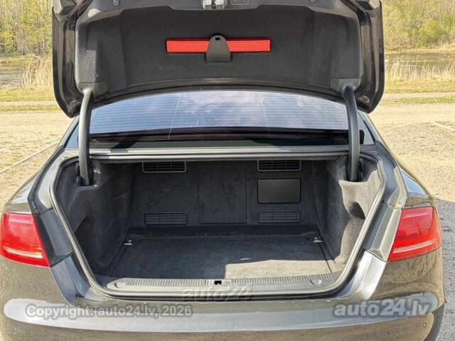 Grey Audi A8 2010 in Parnu, with an engine capacity of 4.20 L and mileage of 304 thousand km for 14550 €, photo 12 on AUTOMOTO.COM.LV