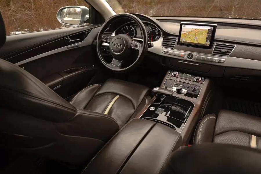 Pelēks Audi A8 2010 Jelgava, ar dzinēja tilpumu 4.20 L un nobraukumu 300 tūkst. km par 12900 €, foto 8 vietnē AUTOMOTO.COM.LV