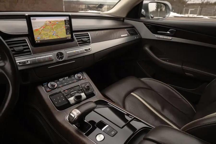 Pelēks Audi A8 2010 Jelgava, ar dzinēja tilpumu 4.20 L un nobraukumu 300 tūkst. km par 12900 €, foto 13 vietnē AUTOMOTO.COM.LV