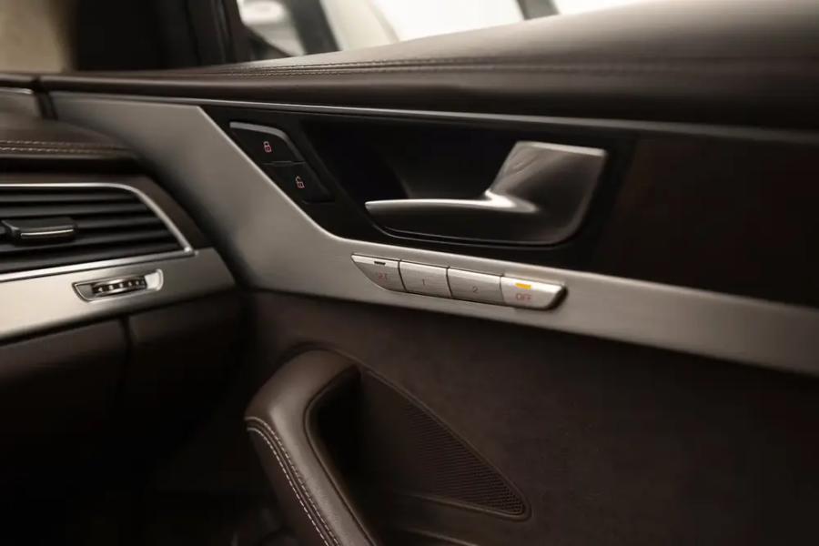 Pelēks Audi A8 2010 Jelgava, ar dzinēja tilpumu 4.20 L un nobraukumu 300 tūkst. km par 12900 €, foto 16 vietnē AUTOMOTO.COM.LV