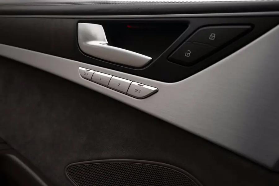 Pelēks Audi A8 2010 Jelgava, ar dzinēja tilpumu 4.20 L un nobraukumu 300 tūkst. km par 12900 €, foto 17 vietnē AUTOMOTO.COM.LV