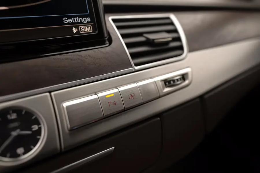 Pelēks Audi A8 2010 Jelgava, ar dzinēja tilpumu 4.20 L un nobraukumu 300 tūkst. km par 12900 €, foto 27 vietnē AUTOMOTO.COM.LV