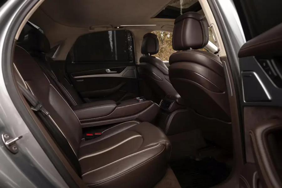 Pelēks Audi A8 2010 Jelgava, ar dzinēja tilpumu 4.20 L un nobraukumu 300 tūkst. km par 12900 €, foto 29 vietnē AUTOMOTO.COM.LV