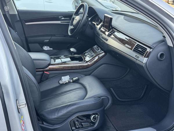 Grey Audi A8 2010 in Taurage, with an engine capacity of 4.13 L and mileage of 243 thousand km for 9100 €, photo 9 on AUTOMOTO.COM.LV
