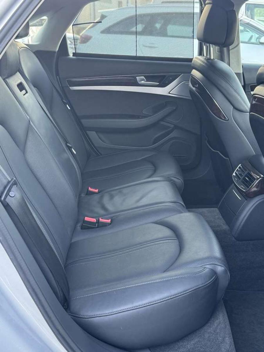 Grey Audi A8 2010 in Taurage, with an engine capacity of 4.13 L and mileage of 243 thousand km for 9100 €, photo 12 on AUTOMOTO.COM.LV