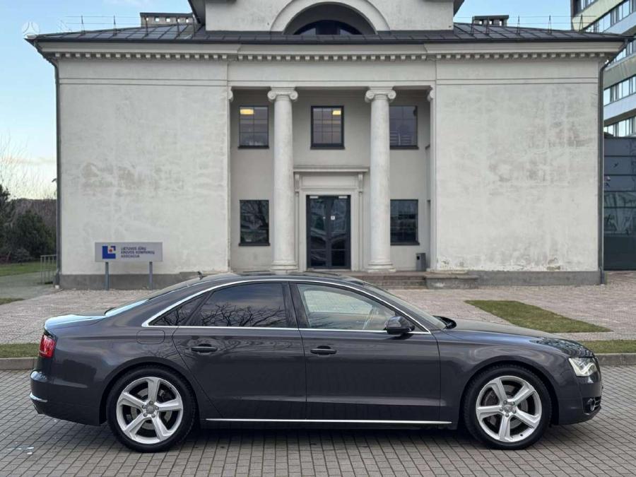 Grey Audi A8 2011 in Klaipeda, with an engine capacity of 4.13 L and mileage of 287 thousand km for 14700 €, photo 6 on AUTOMOTO.COM.LV