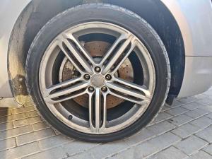 Grey Audi A8 2011 in Vilnius, with an engine capacity of 4.16 L and mileage of 305 thousand km for 7250 €, photo 8 on AUTOMOTO.COM.LV