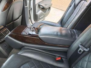 Grey Audi A8 2011 in Vilnius, with an engine capacity of 4.16 L and mileage of 305 thousand km for 7250 €, photo 21 on AUTOMOTO.COM.LV