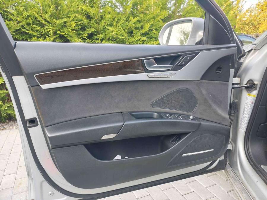 Grey Audi A8 2011 in Vilnius, with an engine capacity of 4.16 L and mileage of 305 thousand km for 7250 €, photo 25 on AUTOMOTO.COM.LV