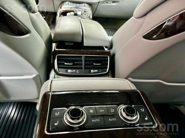 Pelēks Audi A8 2011 Rīga, ar dzinēja tilpumu 6.30 L un nobraukumu 0 tūkst. km par 10499 €, foto 4 vietnē AUTOMOTO.COM.LV
