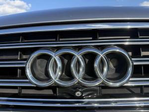 Grey Audi A8 2012 in Kaunas, with an engine capacity of 2.97 L and mileage of 225 thousand km for 14900 €, photo 12 on AUTOMOTO.COM.LV