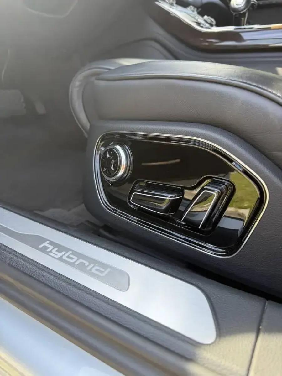 Pelēks Audi A8 2013 Ventspils, ar dzinēja tilpumu 2.00 L un nobraukumu 157 tūkst. km par 17990 €, foto 12 vietnē AUTOMOTO.COM.LV