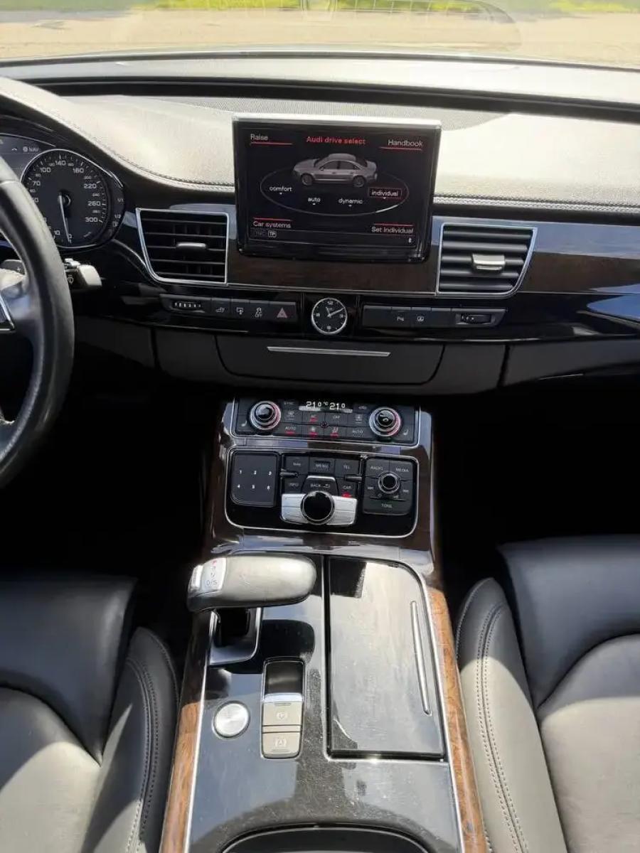 Pelēks Audi A8 2013 Ventspils, ar dzinēja tilpumu 2.00 L un nobraukumu 157 tūkst. km par 17990 €, foto 24 vietnē AUTOMOTO.COM.LV