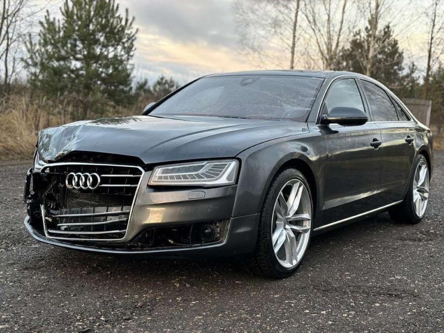Grey Audi A8 2014 in Ukmerge, with an engine capacity of 4.13 L and mileage of 295 thousand km for 8300 €, photo 2 on AUTOMOTO.COM.LV