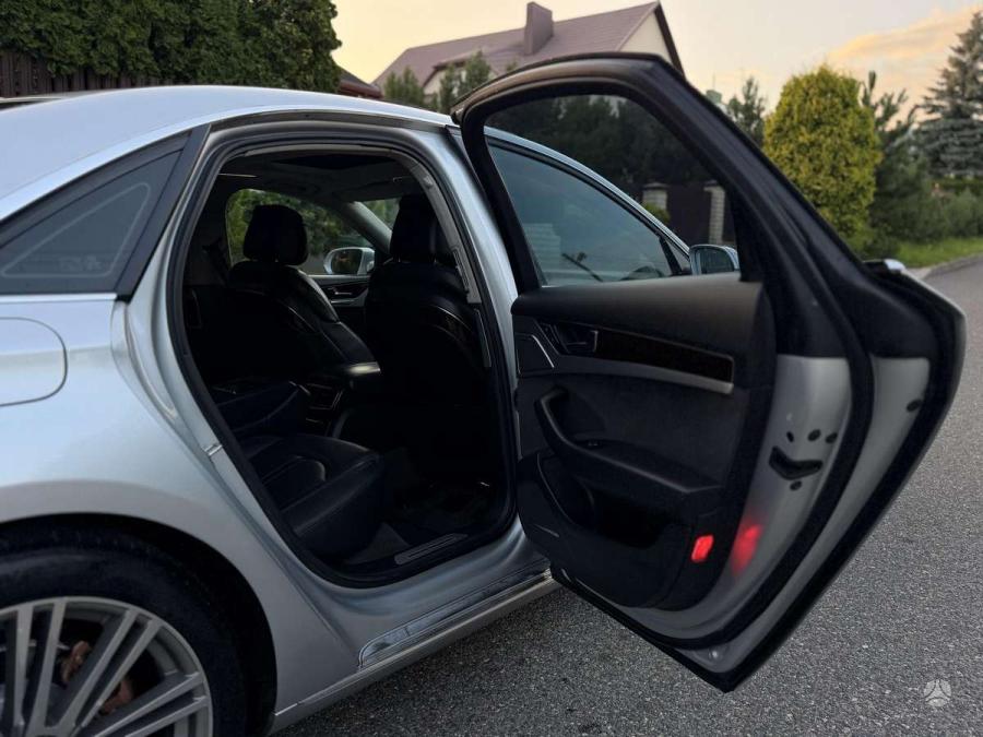Grey Audi A8 2014 in Vilnius, with an engine capacity of 4.13 L and mileage of 280 thousand km for 11950 €, photo 49 on AUTOMOTO.COM.LV