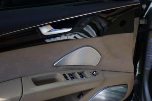 Grey Audi A8 2016 in Vilnius, with an engine capacity of 3.99 L and mileage of 163 thousand km for 10400 €, photo 28 on AUTOMOTO.COM.LV
