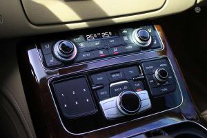Grey Audi A8 2016 in Vilnius, with an engine capacity of 3.99 L and mileage of 163 thousand km for 9900 €, photo 23 on AUTOMOTO.COM.LV