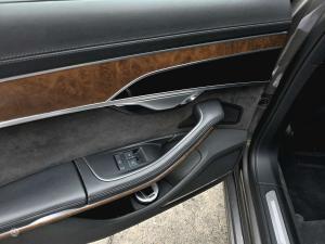 Pelēks Audi A8 2017 Šauļi, ar dzinēja tilpumu 2.97 L un nobraukumu 380 tūkst. km par 25000 €, foto 24 vietnē AUTOMOTO.COM.LV