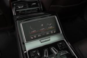 Pelēks Audi A8 2021 Viļņa, ar dzinēja tilpumu 3.00 L un nobraukumu 113 tūkst. km par 48000 €, foto 19 vietnē AUTOMOTO.COM.LV