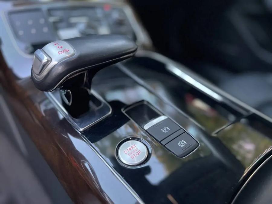 Red Audi A8 2014 in Jurmala, with an engine capacity of 3.00 L and mileage of 229 thousand km for 17650 €, photo 35 on AUTOMOTO.COM.LV