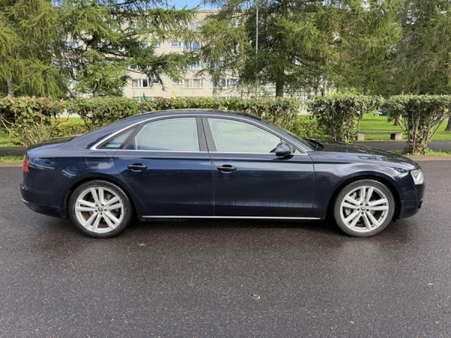 Audi A8 2012 in Tallinn, with an engine capacity of 4.20 L and mileage of 284 thousand km for 14000 €, photo 4 on AUTOMOTO.COM.LV