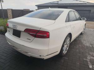 White Audi A8 2015 in Taurage, with an engine capacity of 3.00 L and mileage of 234 thousand km for 8200 €, photo 13 on AUTOMOTO.COM.LV