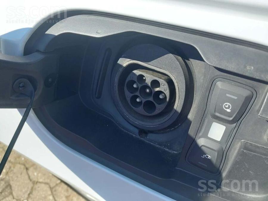 White Audi A8 2023 in Riga, with an engine capacity of 3.00 L and mileage of 139 thousand km for 48888 €, photo 10 on AUTOMOTO.COM.LV