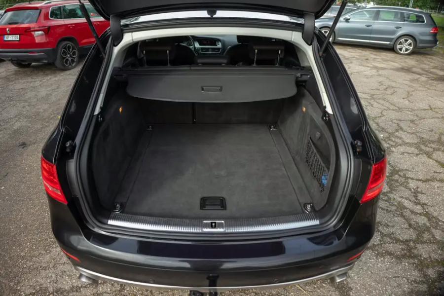 Black Audi Allroad 2009 in Liepaja, with an engine capacity of 2.00 L and mileage of 303 thousand km for 6800 €, photo 15 on AUTOMOTO.COM.LV
