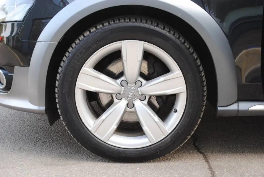 Black Audi Allroad 2011 in Riga, with an engine capacity of 3.00 L and mileage of 237 thousand km for 9990 €, photo 19 on AUTOMOTO.COM.LV