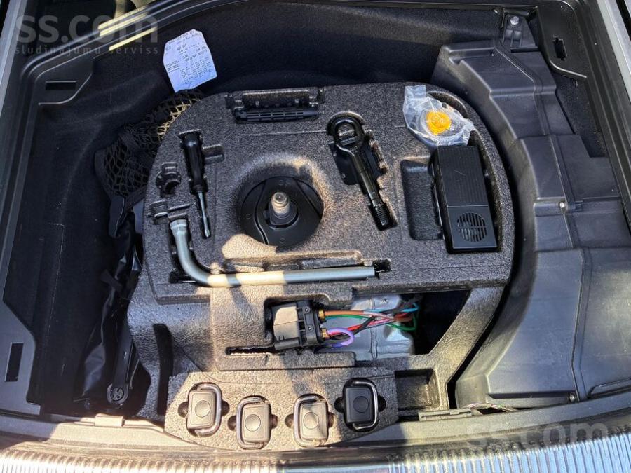 Black Audi Allroad 2014 in Bauska, with an engine capacity of 3.00 L and mileage of 282 thousand km for 11300 €, photo 16 on AUTOMOTO.COM.LV