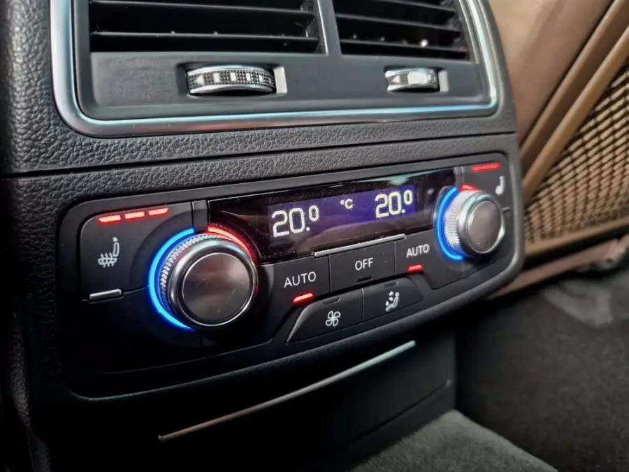 Black Audi Allroad 2019 in Riga, with an engine capacity of 3.00 L and mileage of 223 thousand km for 21700 €, photo 12 on AUTOMOTO.COM.LV