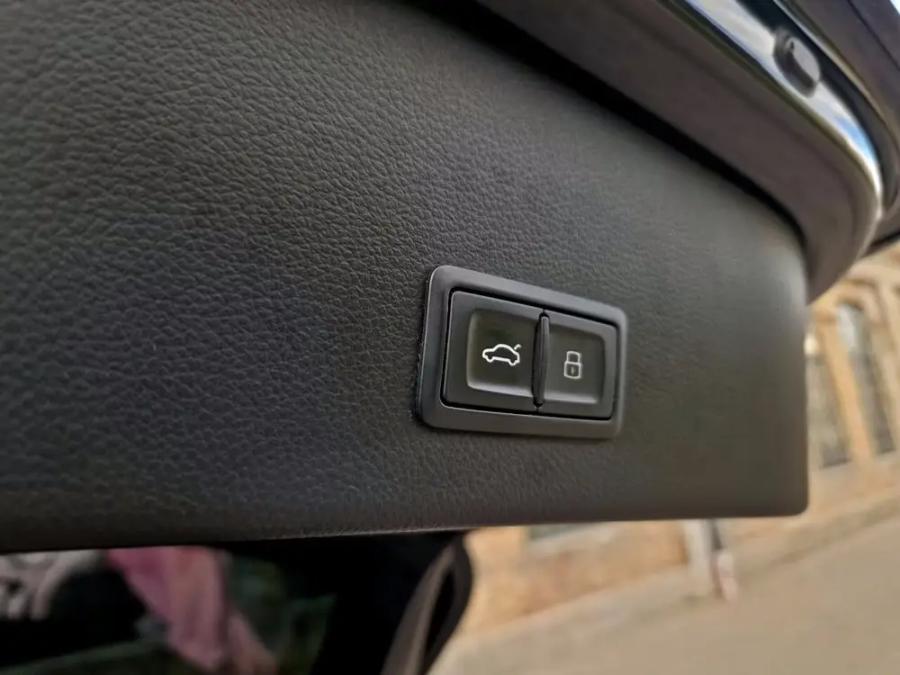 Black Audi Allroad 2019 in Riga, with an engine capacity of 3.00 L and mileage of 223 thousand km for 21700 €, photo 14 on AUTOMOTO.COM.LV