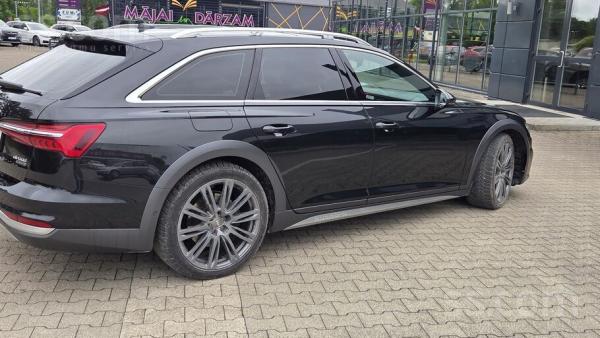Black Audi Allroad 2020 in Riga, with an engine capacity of 3.00 L and mileage of 217 thousand km for 27650 €, photo 3 on AUTOMOTO.COM.LV