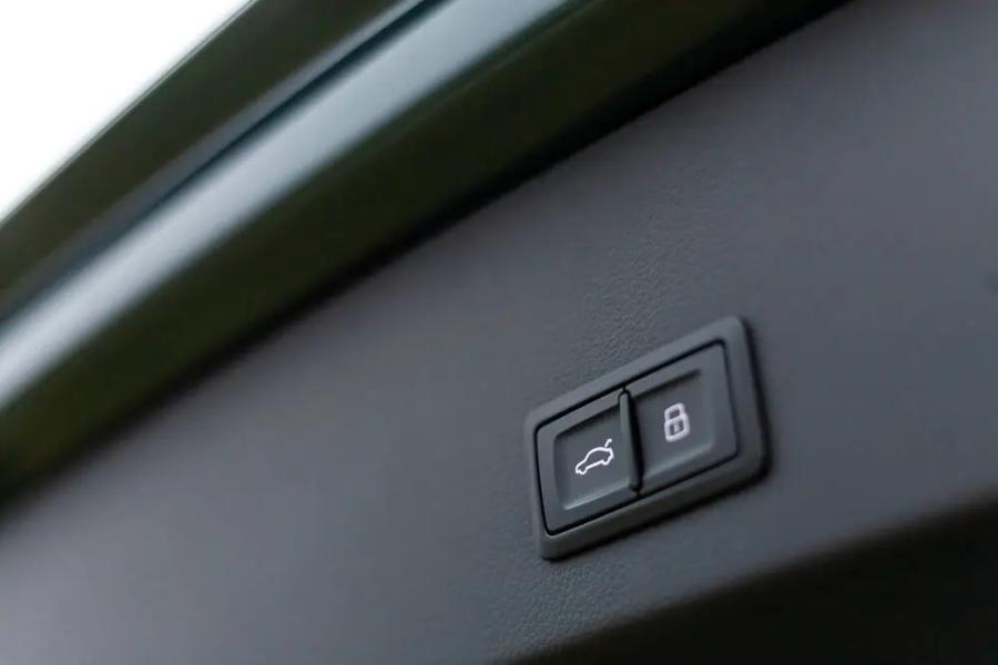 Green Audi Allroad 2017 in Riga, with an engine capacity of 3.00 L and mileage of 239 thousand km for 17995 €, photo 12 on AUTOMOTO.COM.LV
