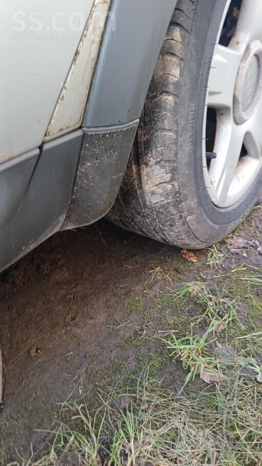 Pelēks Audi Allroad 2001 Jelgava, ar dzinēja tilpumu 2.50 L un nobraukumu 300 tūkst. km par 1300 €, foto 13 vietnē AUTOMOTO.COM.LV