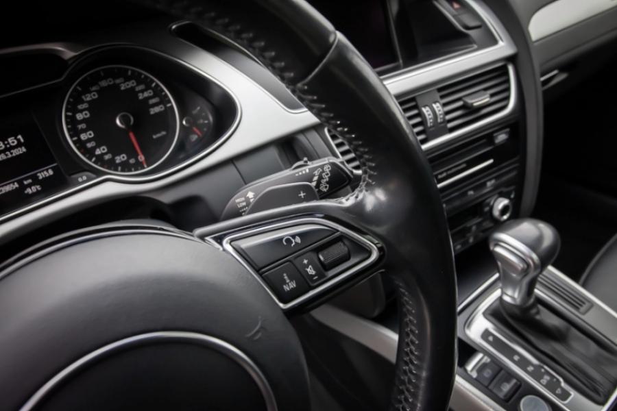 Grey Audi Allroad 2015 in Riga, with an engine capacity of 2.00 L and mileage of 239 thousand km for 14900 €, photo 6 on AUTOMOTO.COM.LV