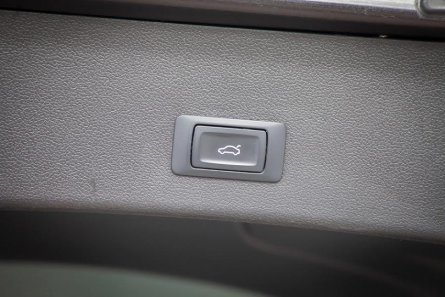 Grey Audi Allroad 2015 in Riga, with an engine capacity of 2.00 L and mileage of 239 thousand km for 14900 €, photo 18 on AUTOMOTO.COM.LV
