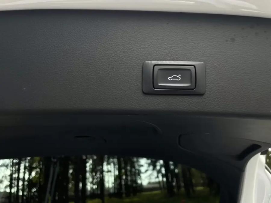 White Audi Allroad 2016 in Riga, with an engine capacity of 3.00 L and mileage of 235 thousand km for 10000 €, photo 12 on AUTOMOTO.COM.LV
