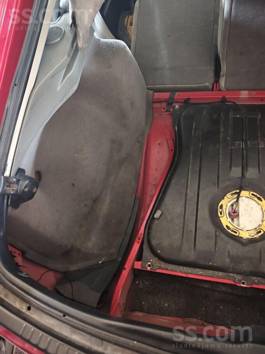 Sarkans Audi Coupe 1989 Liepāja, ar dzinēja tilpumu 2.30 L un nobraukumu 215 tūkst. km par 4260 €, foto 9 vietnē AUTOMOTO.COM.LV