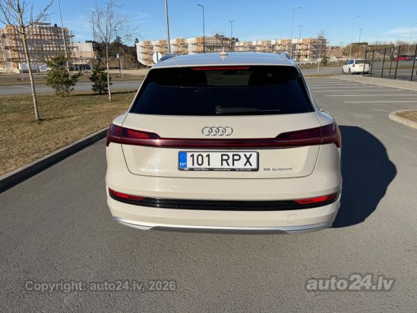 Beige Audi E-Tron 2020 in Tallinn, with an engine capacity of 0.00 L and mileage of 126 thousand km for 27000 €, photo 5 on AUTOMOTO.COM.LV