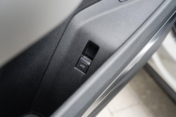 Beige Audi E-Tron 2020 in Marupe, with an engine capacity of 0.00 L and mileage of 144 thousand km for 29900 €, photo 9 on AUTOMOTO.COM.LV