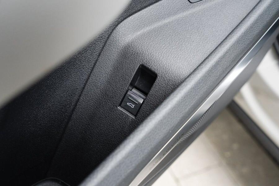 Beige Audi E-Tron 2020 in Marupe, with an engine capacity of 0.00 L and mileage of 144 thousand km for 29900 €, photo 9 on AUTOMOTO.COM.LV